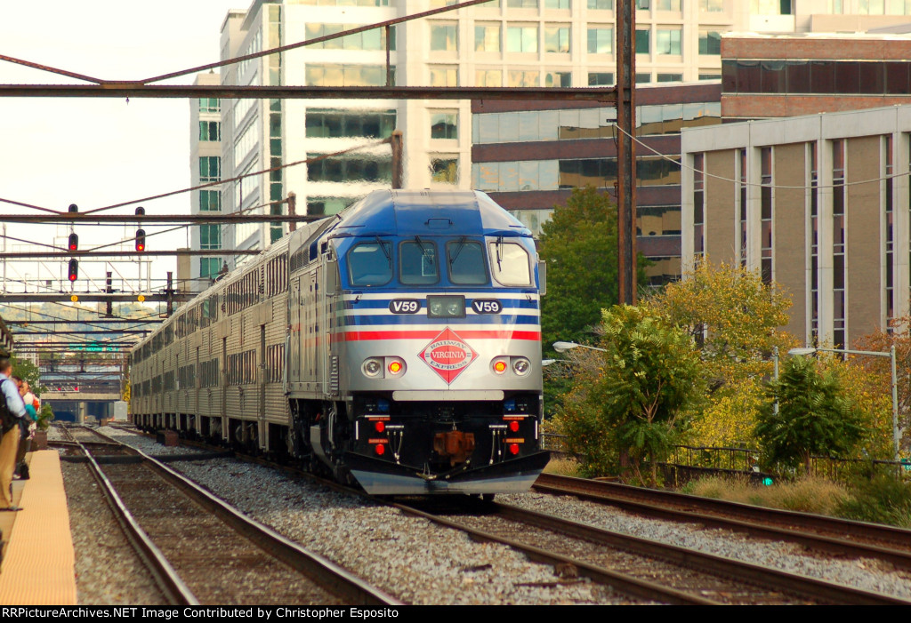 VRE MP36PH-3C V59 stops at L'Enfant Station